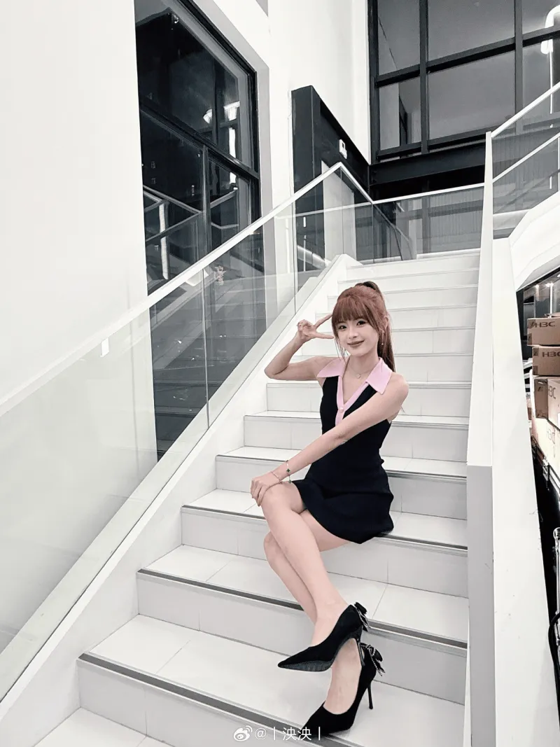 [流言板]LPL主持人泱泱晒照：光速下班，期待季后赛-英雄联盟丨LPL-虎扑社区